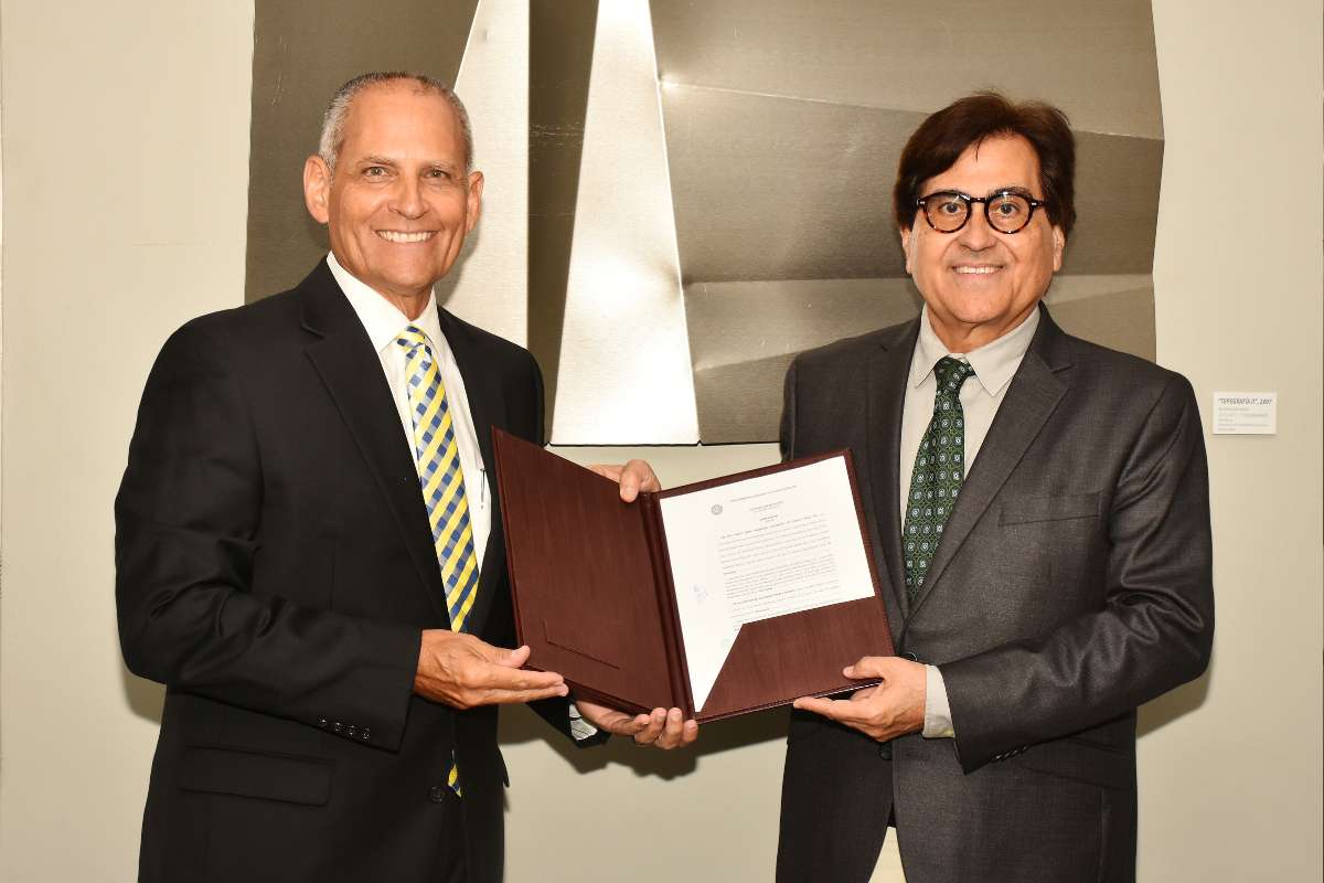 Raymond Torres Santos dona valiosa colección a la Universidad ...